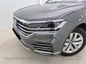 Grey Volkswagen Touareg 2021 in Tallinn, with an engine capacity of 3.00 L and mileage of 179 thousand km for 49800 €, photo 4 on AUTOMOTO.COM.LV