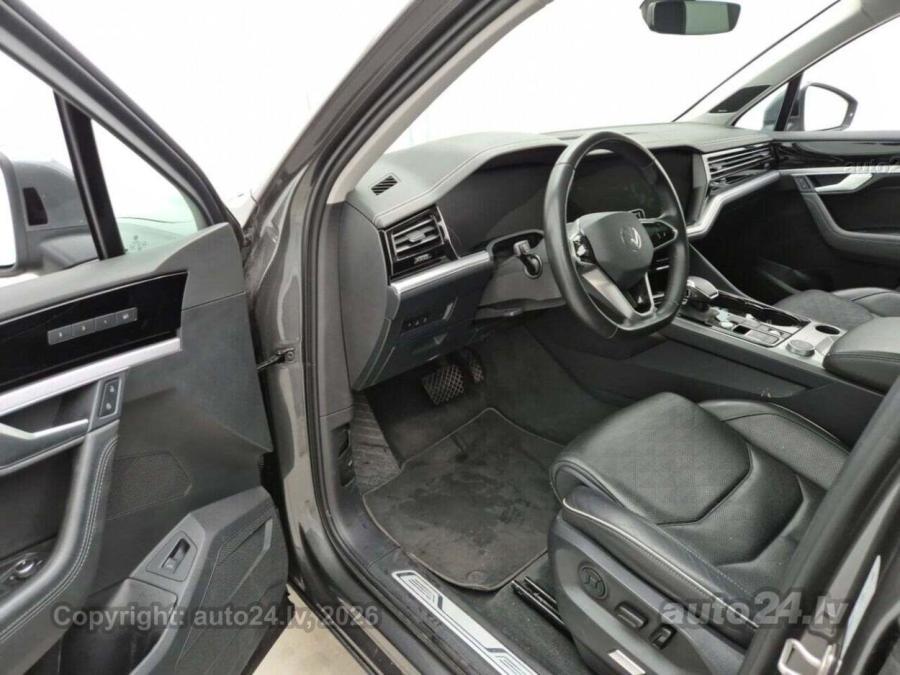Grey Volkswagen Touareg 2021 in Tallinn, with an engine capacity of 3.00 L and mileage of 179 thousand km for 49800 €, photo 6 on AUTOMOTO.COM.LV