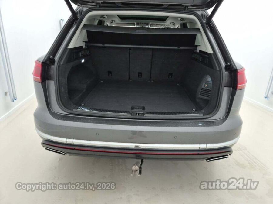Grey Volkswagen Touareg 2021 in Tallinn, with an engine capacity of 3.00 L and mileage of 179 thousand km for 49800 €, photo 18 on AUTOMOTO.COM.LV