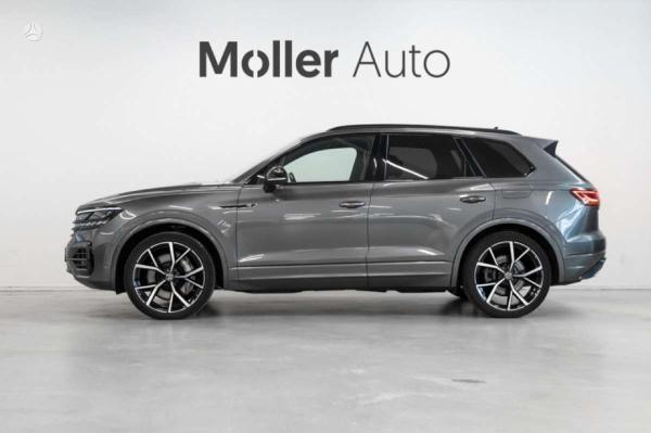 Grey Volkswagen Touareg 2021 in Vilnius, with an engine capacity of 3.00 L and mileage of 120 thousand km for 49000 €, photo 2 on AUTOMOTO.COM.LV