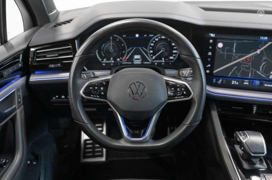 Grey Volkswagen Touareg 2021 in Vilnius, with an engine capacity of 3.00 L and mileage of 120 thousand km for 49000 €, photo 11 on AUTOMOTO.COM.LV