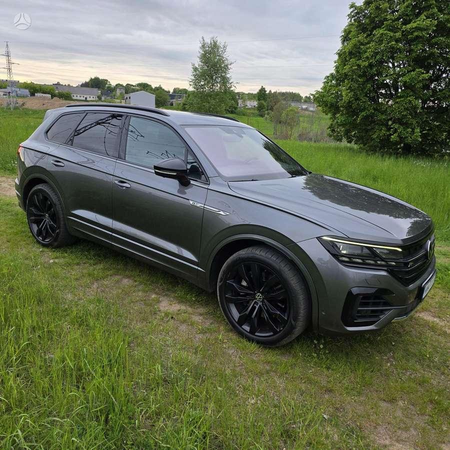 Grey Volkswagen Touareg 2021 in Vilnius, with an engine capacity of 3.00 L and mileage of 199 thousand km for 36000 €, photo 1 on AUTOMOTO.COM.LV