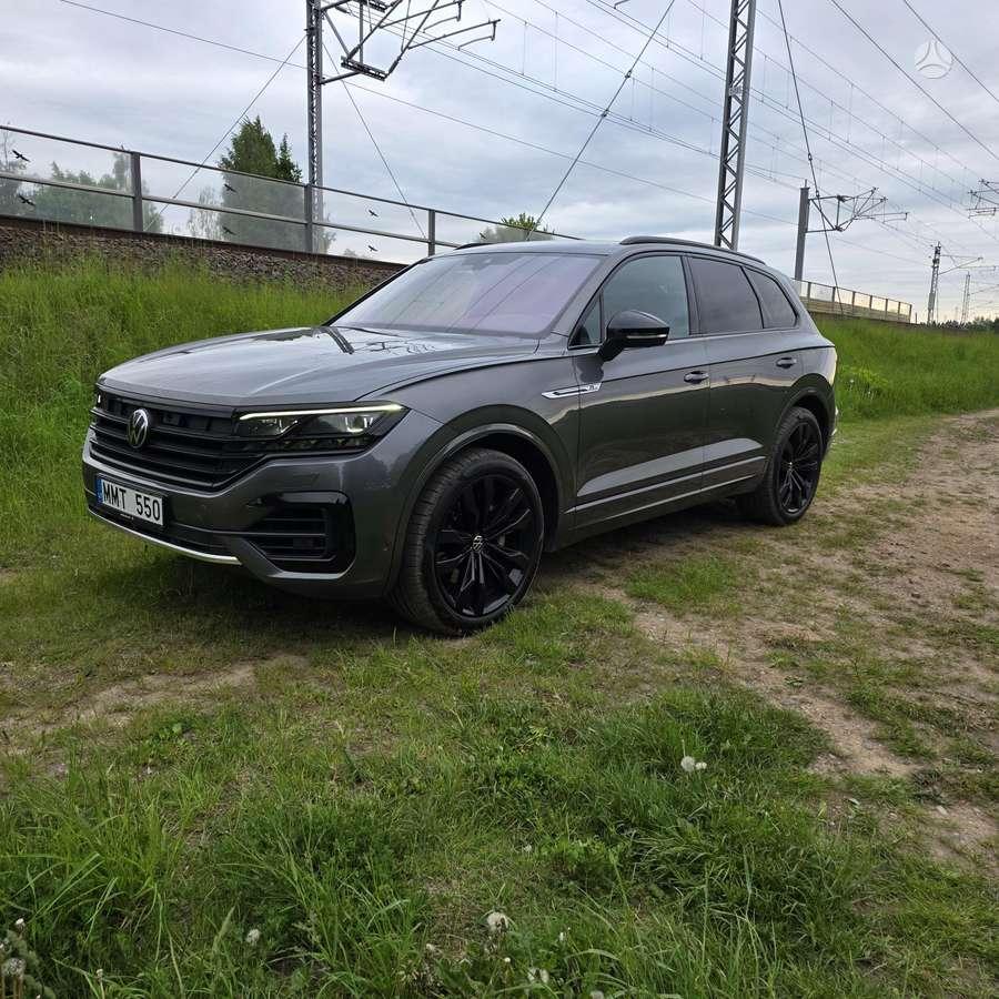 Grey Volkswagen Touareg 2021 in Vilnius, with an engine capacity of 3.00 L and mileage of 199 thousand km for 36000 €, photo 4 on AUTOMOTO.COM.LV