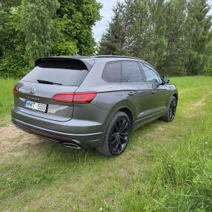Grey Volkswagen Touareg 2021 in Vilnius, with an engine capacity of 3.00 L and mileage of 199 thousand km for 36000 €, photo 9 on AUTOMOTO.COM.LV