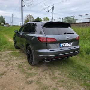 Grey Volkswagen Touareg 2021 in Vilnius, with an engine capacity of 3.00 L and mileage of 199 thousand km for 36000 €, photo 11 on AUTOMOTO.COM.LV