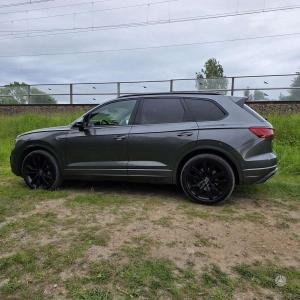 Grey Volkswagen Touareg 2021 in Vilnius, with an engine capacity of 3.00 L and mileage of 199 thousand km for 36000 €, photo 12 on AUTOMOTO.COM.LV