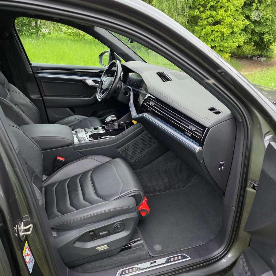 Grey Volkswagen Touareg 2021 in Vilnius, with an engine capacity of 3.00 L and mileage of 199 thousand km for 36000 €, photo 23 on AUTOMOTO.COM.LV