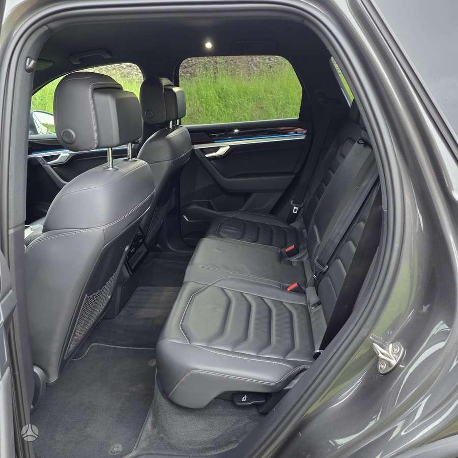 Grey Volkswagen Touareg 2021 in Vilnius, with an engine capacity of 3.00 L and mileage of 199 thousand km for 36000 €, photo 24 on AUTOMOTO.COM.LV