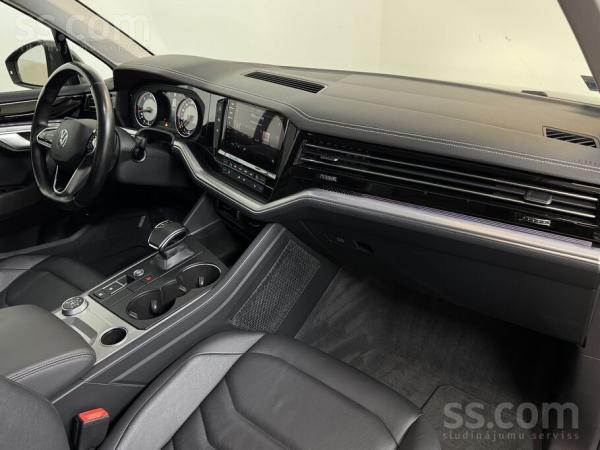Grey Volkswagen Touareg 2021 in Riga, with an engine capacity of 3.00 L and mileage of 106 thousand km for 35990 €, photo 6 on AUTOMOTO.COM.LV