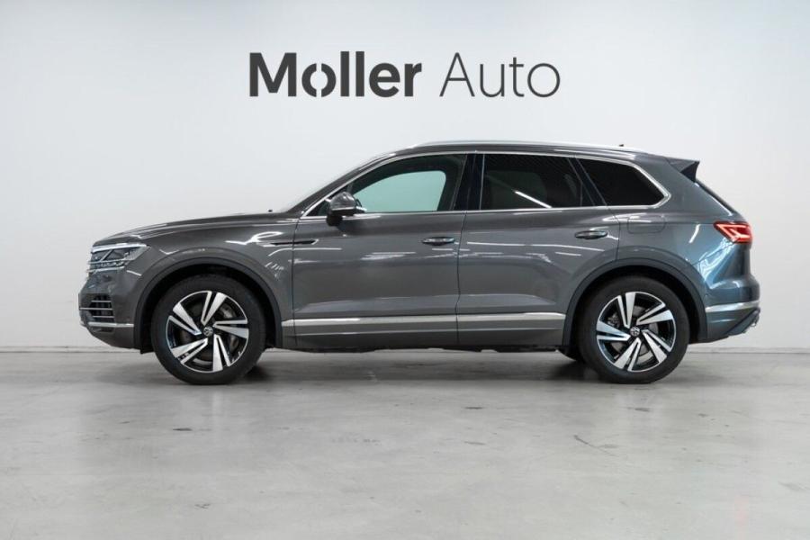 Grey Volkswagen Touareg 2021 in Vilnius, with an engine capacity of 3.00 L and mileage of 93 thousand km for 43900 €, photo 7 on AUTOMOTO.COM.LV