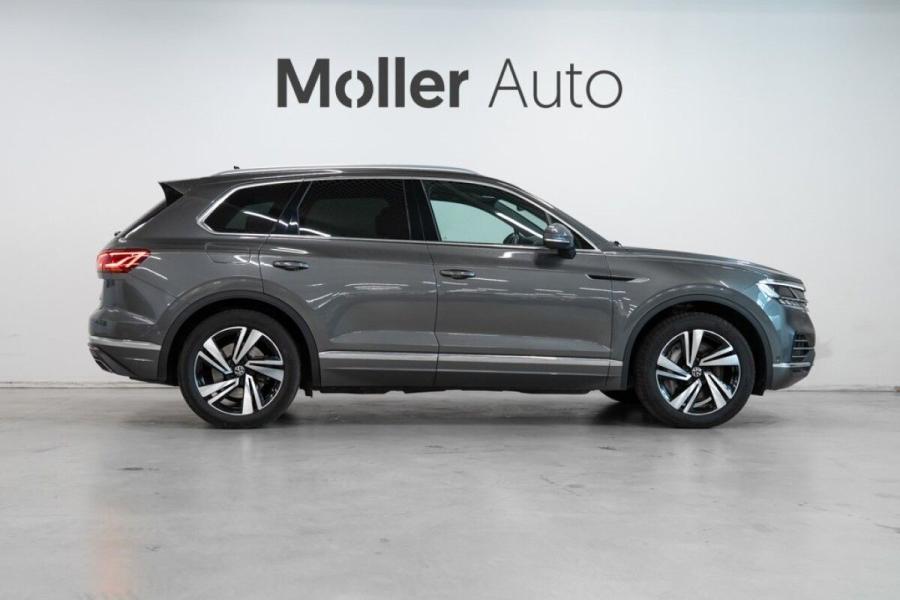 Grey Volkswagen Touareg 2021 in Vilnius, with an engine capacity of 3.00 L and mileage of 93 thousand km for 43900 €, photo 9 on AUTOMOTO.COM.LV