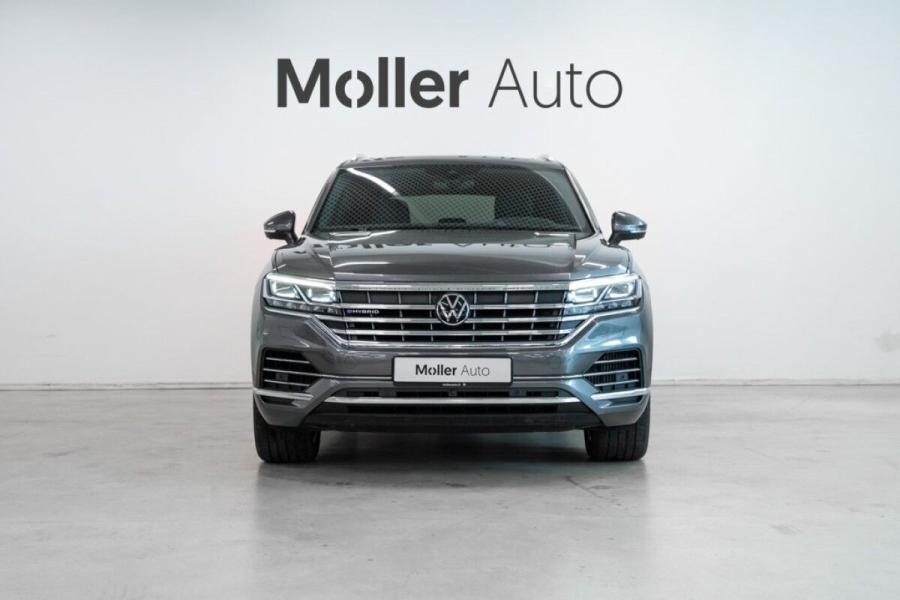 Grey Volkswagen Touareg 2021 in Vilnius, with an engine capacity of 3.00 L and mileage of 93 thousand km for 43900 €, photo 10 on AUTOMOTO.COM.LV