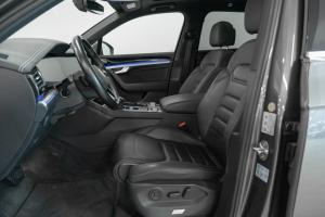 Grey Volkswagen Touareg 2021 in Vilnius, with an engine capacity of 3.00 L and mileage of 93 thousand km for 43900 €, photo 12 on AUTOMOTO.COM.LV