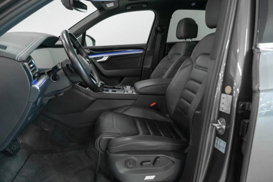 Grey Volkswagen Touareg 2021 in Vilnius, with an engine capacity of 3.00 L and mileage of 93 thousand km for 43900 €, photo 12 on AUTOMOTO.COM.LV