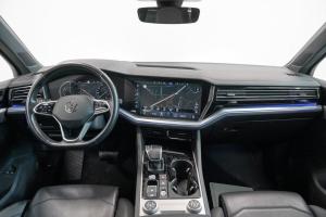 Grey Volkswagen Touareg 2021 in Vilnius, with an engine capacity of 3.00 L and mileage of 93 thousand km for 43900 €, photo 13 on AUTOMOTO.COM.LV