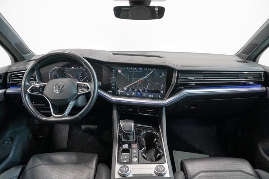 Grey Volkswagen Touareg 2021 in Vilnius, with an engine capacity of 3.00 L and mileage of 93 thousand km for 43900 €, photo 13 on AUTOMOTO.COM.LV