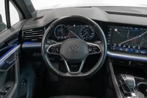 Grey Volkswagen Touareg 2021 in Vilnius, with an engine capacity of 3.00 L and mileage of 93 thousand km for 43900 €, photo 14 on AUTOMOTO.COM.LV