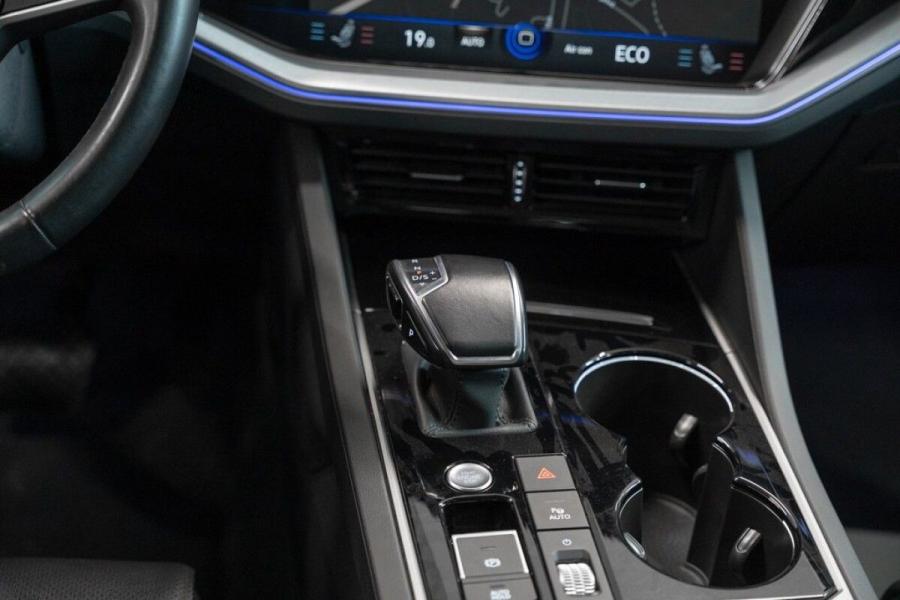 Grey Volkswagen Touareg 2021 in Vilnius, with an engine capacity of 3.00 L and mileage of 93 thousand km for 43900 €, photo 25 on AUTOMOTO.COM.LV