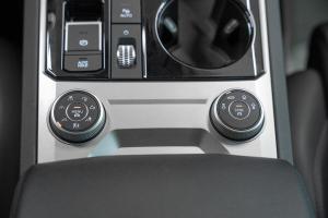 Grey Volkswagen Touareg 2021 in Vilnius, with an engine capacity of 3.00 L and mileage of 93 thousand km for 43900 €, photo 26 on AUTOMOTO.COM.LV