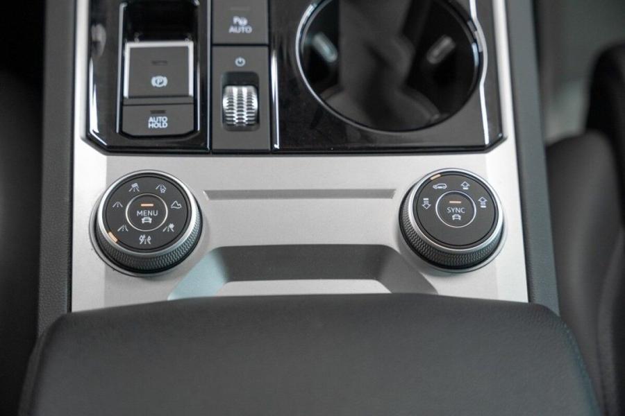 Grey Volkswagen Touareg 2021 in Vilnius, with an engine capacity of 3.00 L and mileage of 93 thousand km for 43900 €, photo 26 on AUTOMOTO.COM.LV