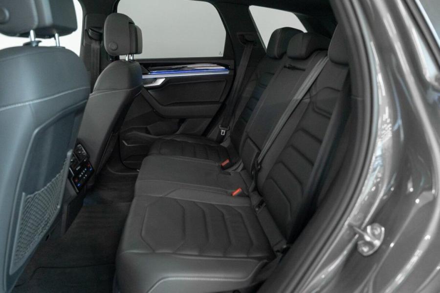 Grey Volkswagen Touareg 2021 in Vilnius, with an engine capacity of 3.00 L and mileage of 93 thousand km for 43900 €, photo 27 on AUTOMOTO.COM.LV