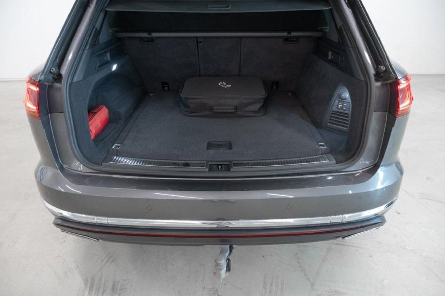 Grey Volkswagen Touareg 2021 in Vilnius, with an engine capacity of 3.00 L and mileage of 93 thousand km for 43900 €, photo 29 on AUTOMOTO.COM.LV