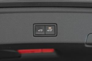 Grey Volkswagen Touareg 2021 in Vilnius, with an engine capacity of 3.00 L and mileage of 93 thousand km for 43900 €, photo 30 on AUTOMOTO.COM.LV