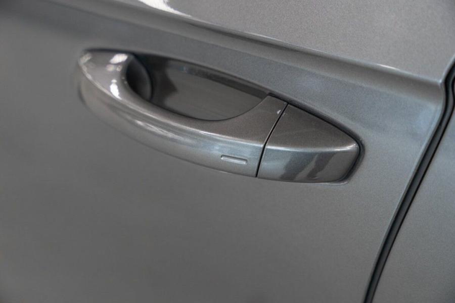 Grey Volkswagen Touareg 2021 in Vilnius, with an engine capacity of 3.00 L and mileage of 93 thousand km for 43900 €, photo 33 on AUTOMOTO.COM.LV
