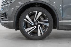 Grey Volkswagen Touareg 2021 in Vilnius, with an engine capacity of 3.00 L and mileage of 93 thousand km for 43900 €, photo 34 on AUTOMOTO.COM.LV