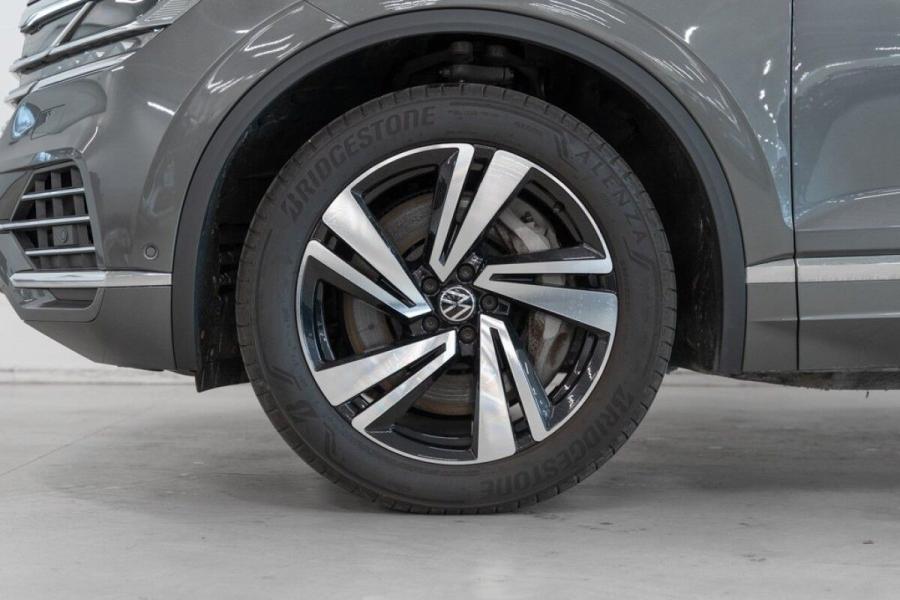 Grey Volkswagen Touareg 2021 in Vilnius, with an engine capacity of 3.00 L and mileage of 93 thousand km for 43900 €, photo 34 on AUTOMOTO.COM.LV