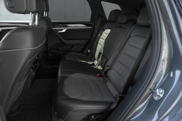 Grey Volkswagen Touareg 2021 in Vilnius, with an engine capacity of 3.00 L and mileage of 159 thousand km for 37900 €, photo 10 on AUTOMOTO.COM.LV