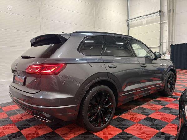 Grey Volkswagen Touareg 2021 in Vilnius, with an engine capacity of 2.97 L and mileage of 58 thousand km for 47000 €, photo 4 on AUTOMOTO.COM.LV