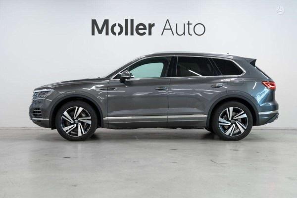 Pelēks Volkswagen Touareg 2021 Viļņa, ar dzinēja tilpumu 3.00 L un nobraukumu 93 tūkst. km par 43500 €, foto 2 vietnē AUTOMOTO.COM.LV
