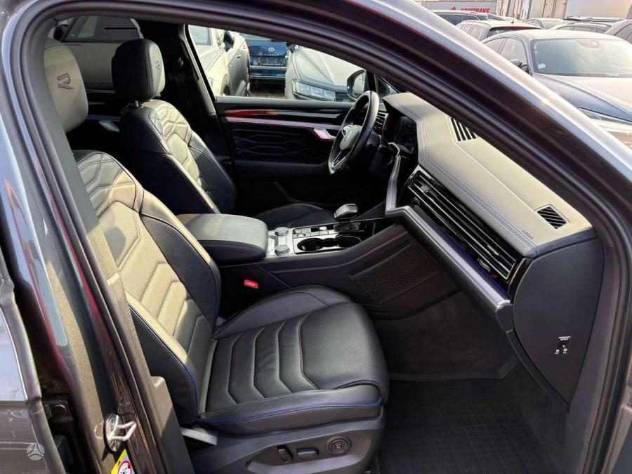 Grey Volkswagen Touareg 2021 in Vilnius, with an engine capacity of 3.00 L and mileage of 176 thousand km for 39500 €, photo 23 on AUTOMOTO.COM.LV