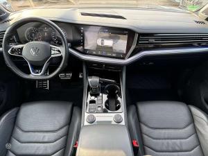 Grey Volkswagen Touareg 2021 in Vilnius, with an engine capacity of 3.00 L and mileage of 176 thousand km for 39500 €, photo 26 on AUTOMOTO.COM.LV