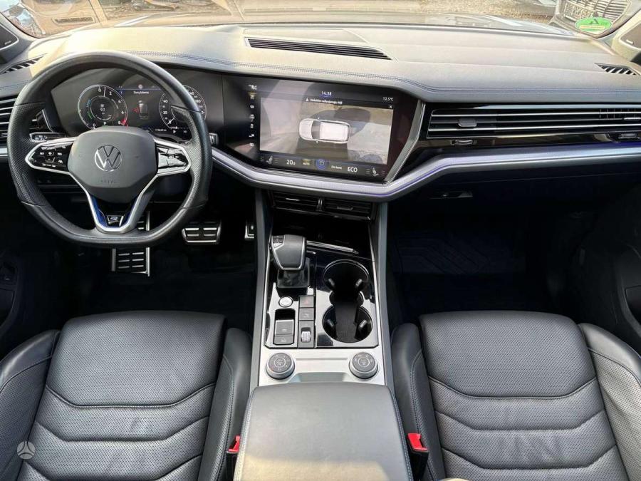 Grey Volkswagen Touareg 2021 in Vilnius, with an engine capacity of 3.00 L and mileage of 176 thousand km for 39500 €, photo 26 on AUTOMOTO.COM.LV