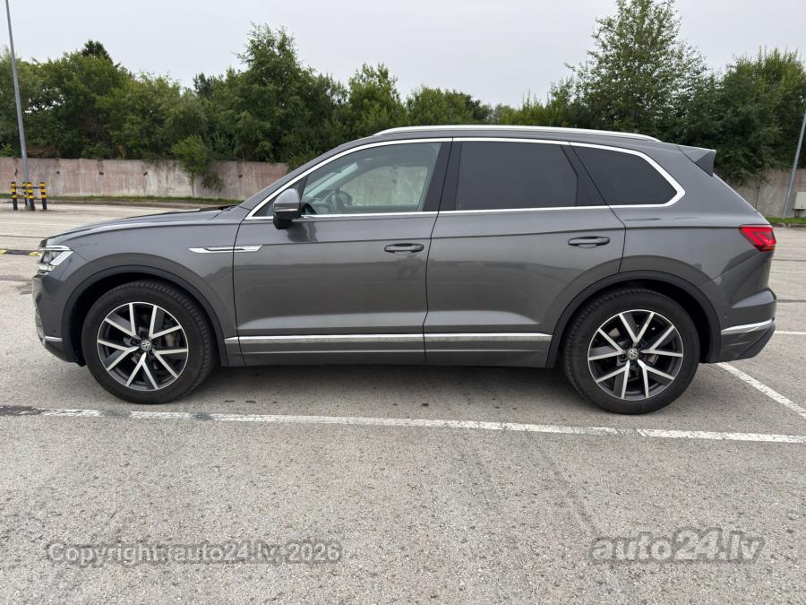 Grey Volkswagen Touareg 2021 in Tallinn, with an engine capacity of 3.00 L and mileage of 149 thousand km for 43500 €, photo 3 on AUTOMOTO.COM.LV