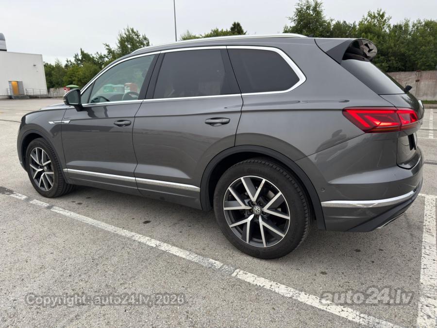 Grey Volkswagen Touareg 2021 in Tallinn, with an engine capacity of 3.00 L and mileage of 149 thousand km for 43500 €, photo 4 on AUTOMOTO.COM.LV