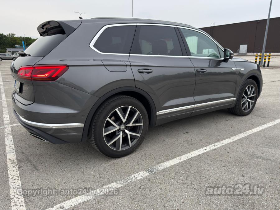 Grey Volkswagen Touareg 2021 in Tallinn, with an engine capacity of 3.00 L and mileage of 149 thousand km for 43500 €, photo 7 on AUTOMOTO.COM.LV
