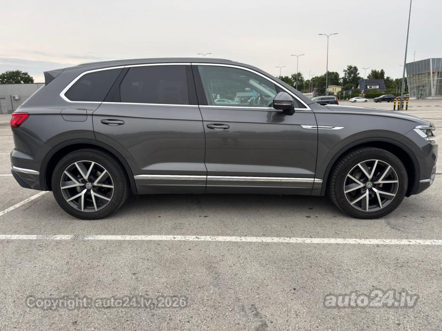 Grey Volkswagen Touareg 2021 in Tallinn, with an engine capacity of 3.00 L and mileage of 149 thousand km for 43500 €, photo 8 on AUTOMOTO.COM.LV