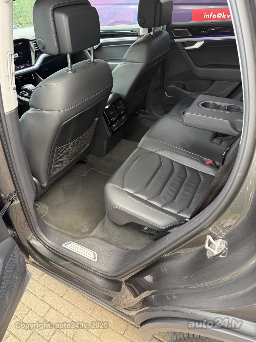Grey Volkswagen Touareg 2021 in Tallinn, with an engine capacity of 3.00 L and mileage of 149 thousand km for 43500 €, photo 15 on AUTOMOTO.COM.LV