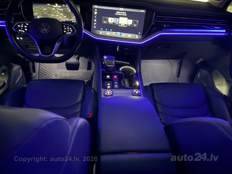 Grey Volkswagen Touareg 2021 in Tallinn, with an engine capacity of 3.00 L and mileage of 149 thousand km for 43500 €, photo 13 on AUTOMOTO.COM.LV
