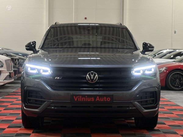 Grey Volkswagen Touareg 2021 in Vilnius, with an engine capacity of 2.97 L and mileage of 58 thousand km for 44800 €, photo 2 on AUTOMOTO.COM.LV