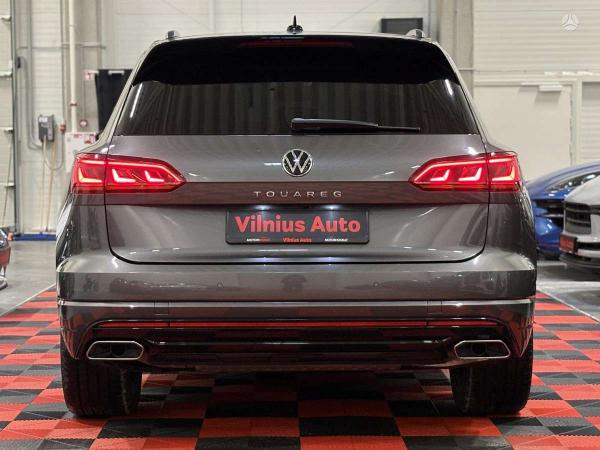 Grey Volkswagen Touareg 2021 in Vilnius, with an engine capacity of 2.97 L and mileage of 58 thousand km for 44800 €, photo 5 on AUTOMOTO.COM.LV