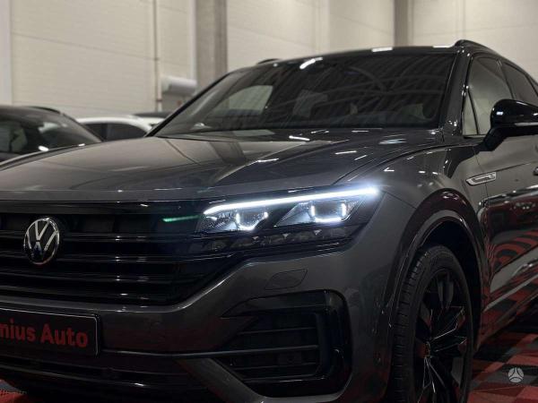Grey Volkswagen Touareg 2021 in Vilnius, with an engine capacity of 2.97 L and mileage of 58 thousand km for 44800 €, photo 7 on AUTOMOTO.COM.LV
