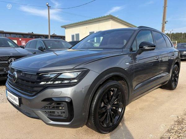 Grey Volkswagen Touareg 2021 in Vilnius, with an engine capacity of 3.00 L and mileage of 176 thousand km for 38990 €, photo 1 on AUTOMOTO.COM.LV