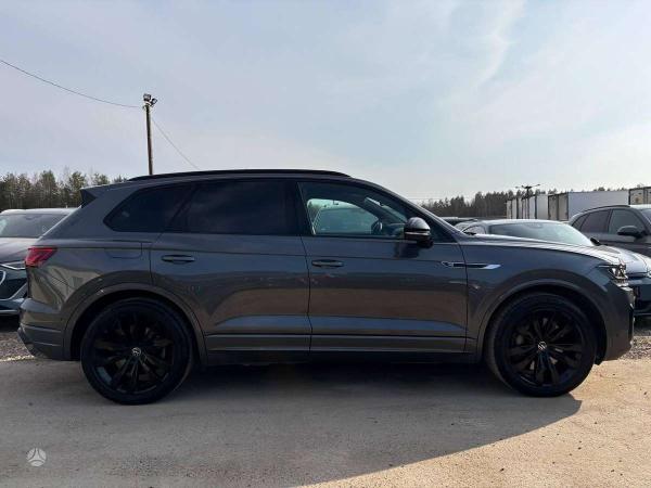 Grey Volkswagen Touareg 2021 in Vilnius, with an engine capacity of 3.00 L and mileage of 176 thousand km for 38990 €, photo 4 on AUTOMOTO.COM.LV