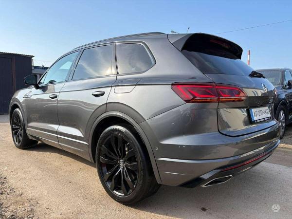 Grey Volkswagen Touareg 2021 in Vilnius, with an engine capacity of 3.00 L and mileage of 176 thousand km for 38990 €, photo 8 on AUTOMOTO.COM.LV