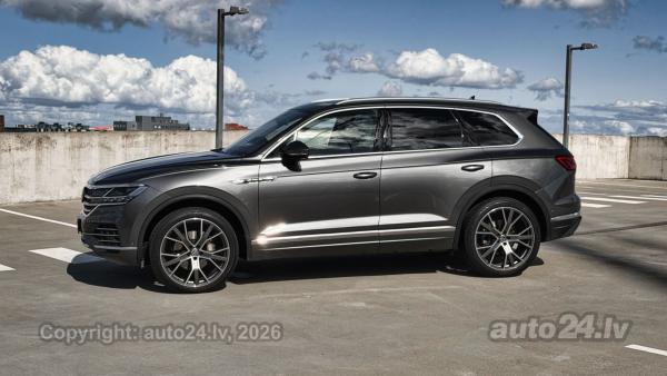 Pelēks Volkswagen Touareg 2021 Tallina, ar dzinēja tilpumu 3.00 L un nobraukumu 159 tūkst. km par 37996 €, foto 4 vietnē AUTOMOTO.COM.LV
