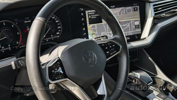 Pelēks Volkswagen Touareg 2021 Tallina, ar dzinēja tilpumu 3.00 L un nobraukumu 159 tūkst. km par 37996 €, foto 10 vietnē AUTOMOTO.COM.LV